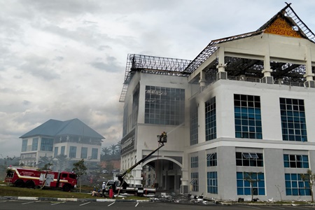 RIAUPAGI.com | Penyebab Gedung PU di Komplek Perkantoran Tenayan Pekanbaru Terbakar Masih Diselidiki